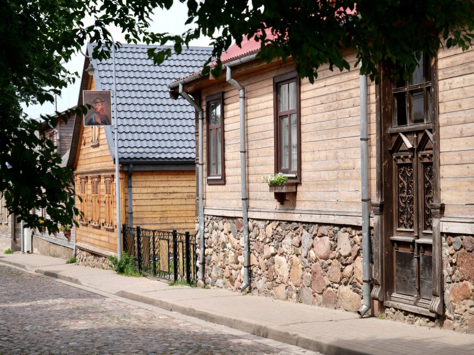Het leukste straatje van Tukums (Letland): Harjmonijas Iela - Mooie ...