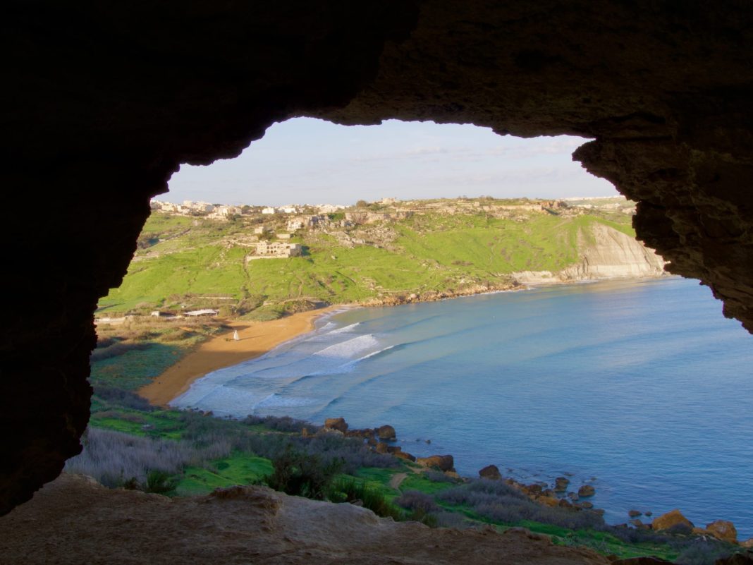 Bezoek de Tal-Mixta Cave met uitzicht op Ramla Bay - Mooie plekken op aarde
